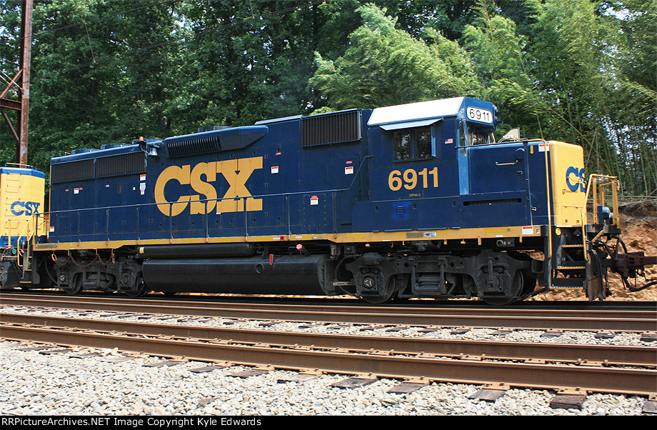 CSX GP40-2 #6911 on Q706-11